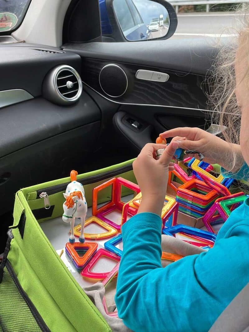 Lange Autofahrten mit (kleinen) Kindern | Unsere Tipps für entspanntes ...